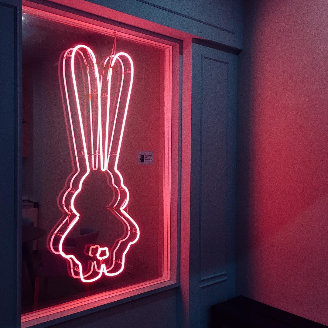 15 Cool Neon Light Cafes & Bars In KL That You Will "Light" A Lot