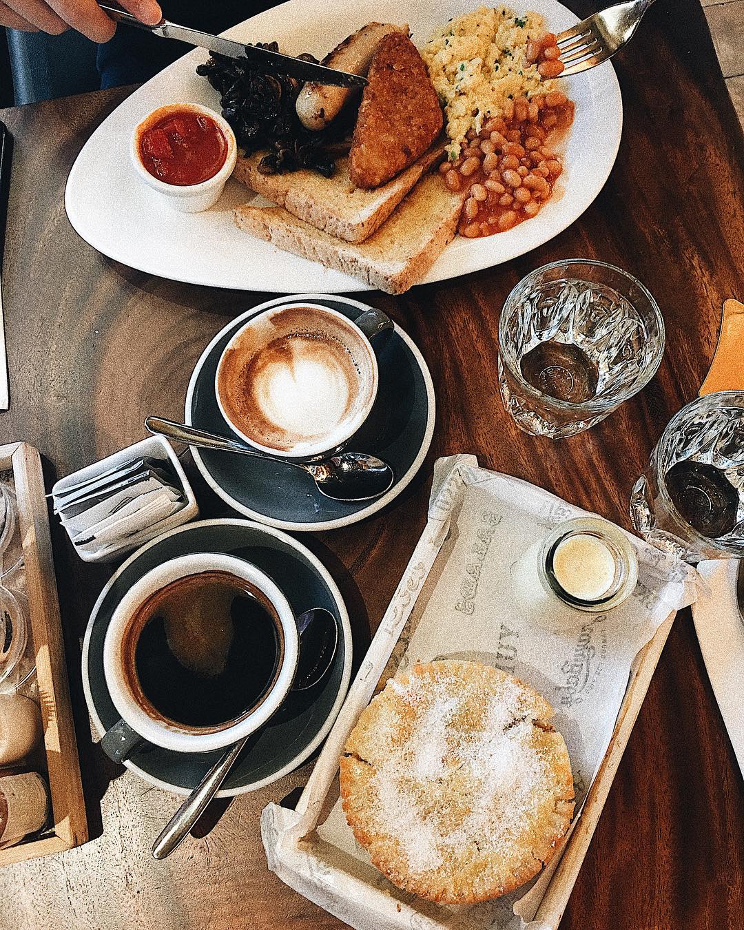 15 Cool Neon Light Cafes & Bars In KL That You Will "Light" A Lot