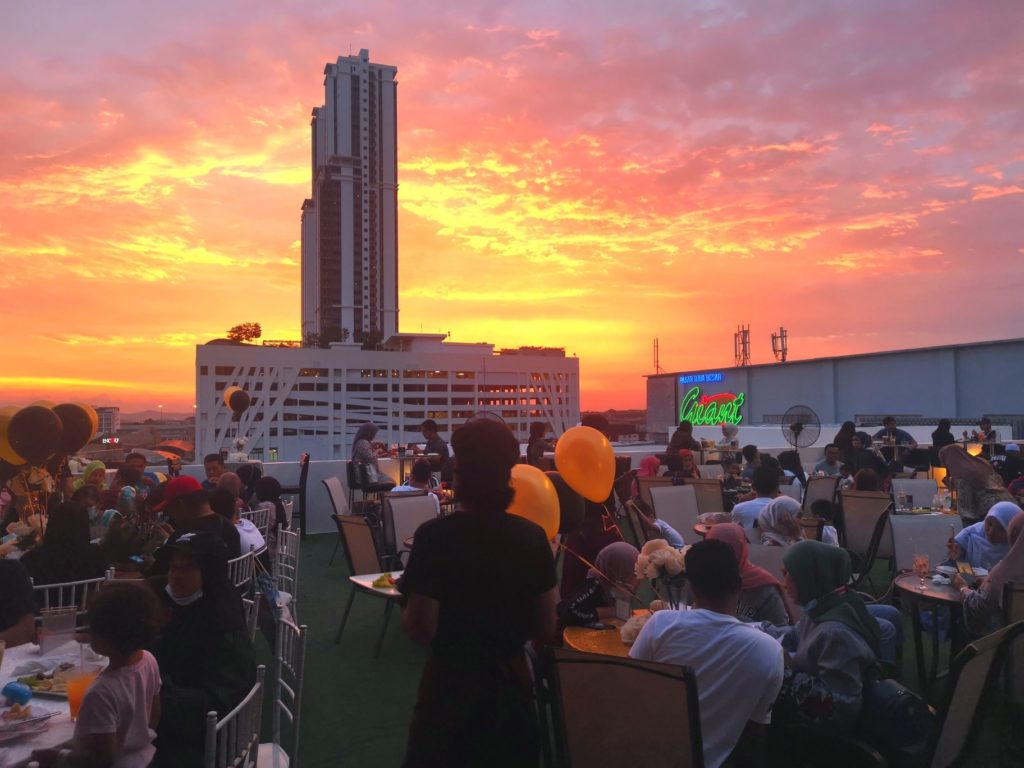 This Rooftop Restaurant In Damansara Lets You Enjoy Food Outdoors ...