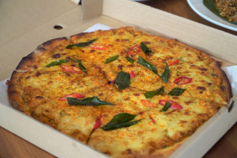 Chicken Rendang Pizza - KL Foodie