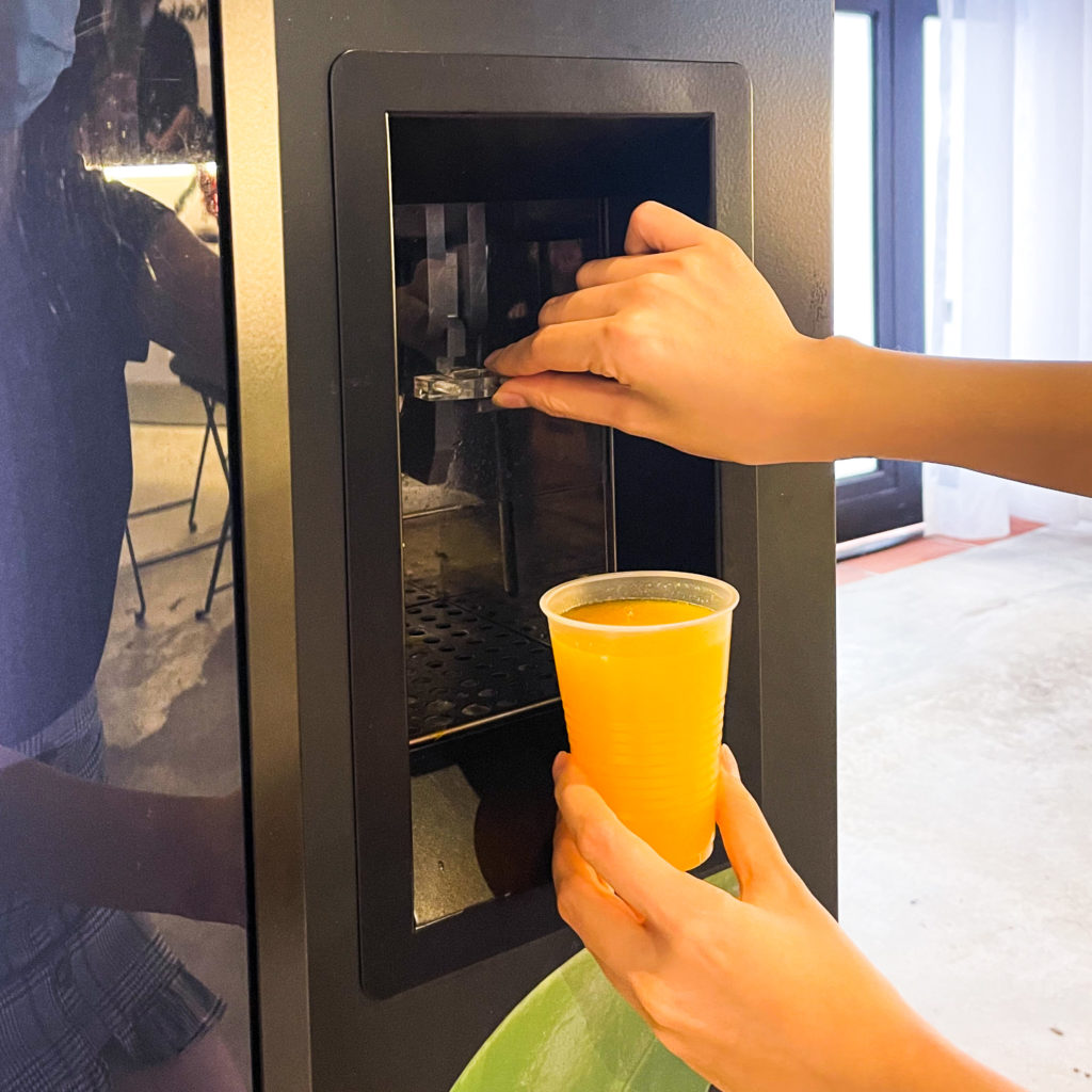 Here's Why You Need This Freshly Squeezed Orange Juice Vending Machine ...