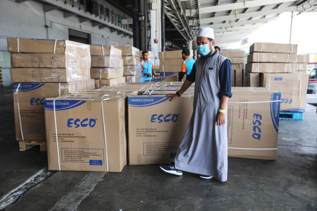 Preacher Ebit Lew Donates Food, Masks, Wheelchairs And Tablets To ...