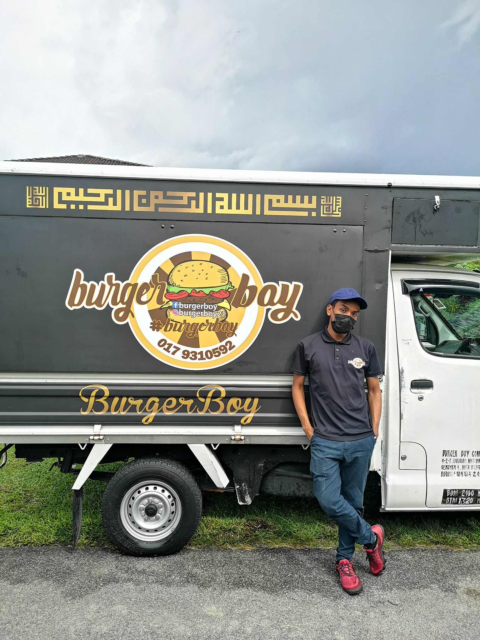 Burger Boy Distributes Up To 100 Free Burgers Daily For The Needy In PJ ...