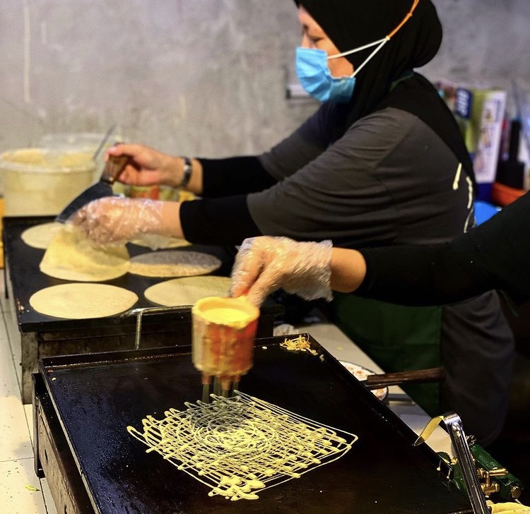This Cafe In Shah Alam Has Over 40 Types Of Freshly Made Kuih Daily ...