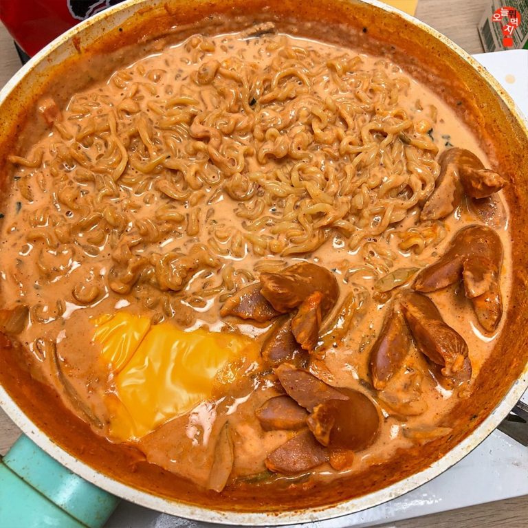 Here's How To Cook The Viral Korean Rosé Shin Ramen Recipe That's ...