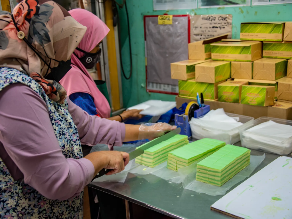 20_Regent_Pandan_Layer_Cake__Slicing_of_Pandan_layer_Cake_.0 - KL Foodie