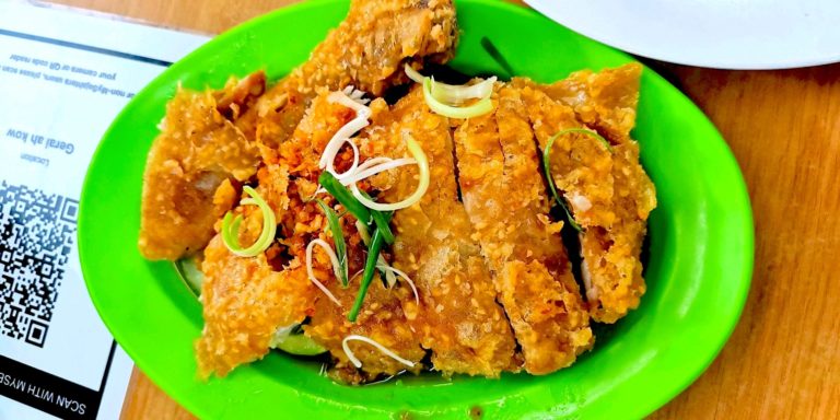 This 40-Year-Old Hawker Stall In KL Is Famous For Their Crispy Horlicks ...