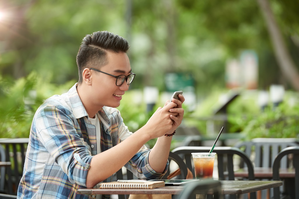 REading Text Messages KL Foodie