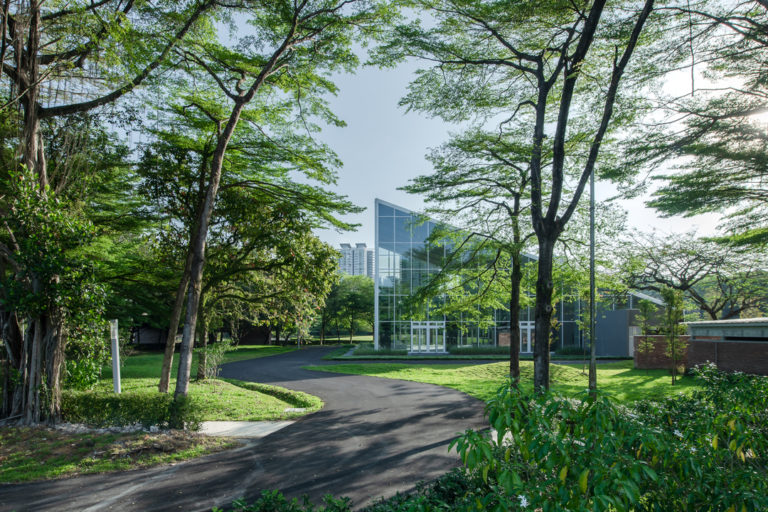 A Stunning New Glasshouse Surrounded By A Private Park Is Perfect for ...