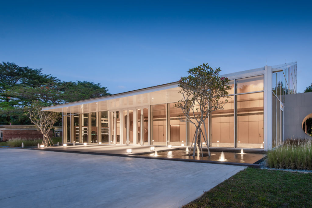 A Stunning New Glasshouse Surrounded By A Private Park Is Perfect for ...