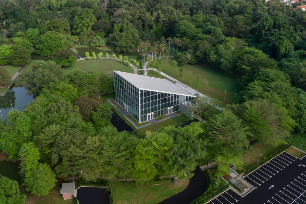 A Stunning New Glasshouse Surrounded By A Private Park Is Perfect for ...