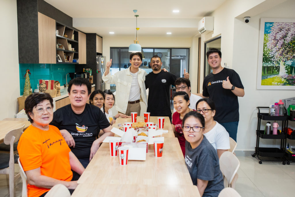 KFC Super Fan From UK Spotted Making Multiple Deliveries In Malaysia ...