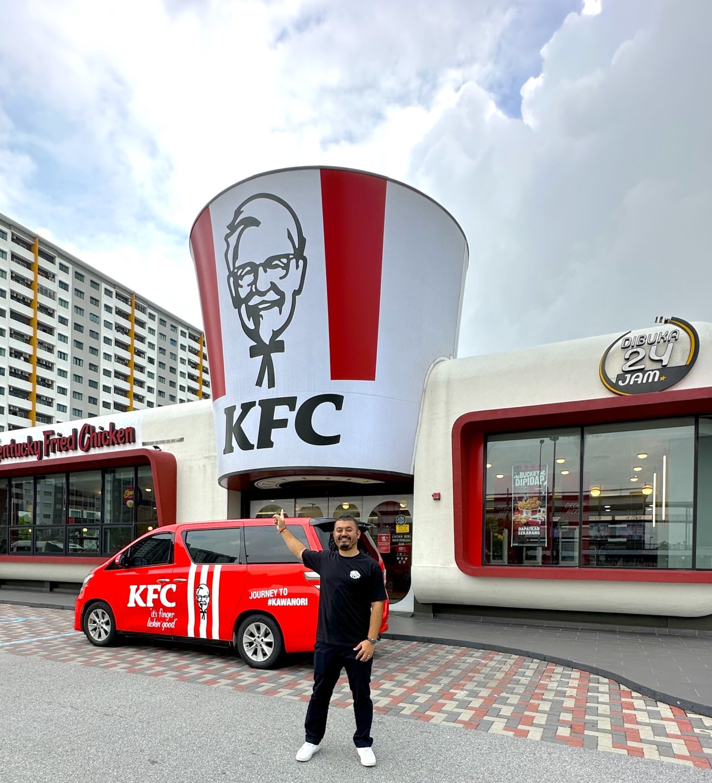 KFC Super Fan From UK Spotted Making Multiple Deliveries In Malaysia ...