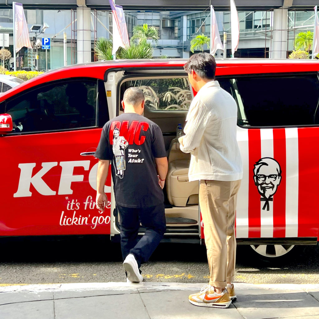 KFC Super Fan From UK Spotted Making Multiple Deliveries In Malaysia ...