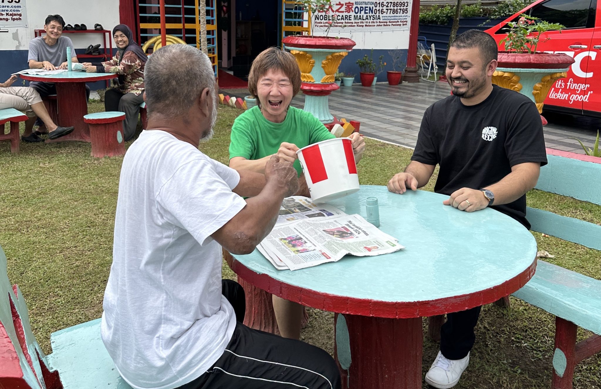 KFC Super Fan From UK Spotted Making Multiple Deliveries In Malaysia ...