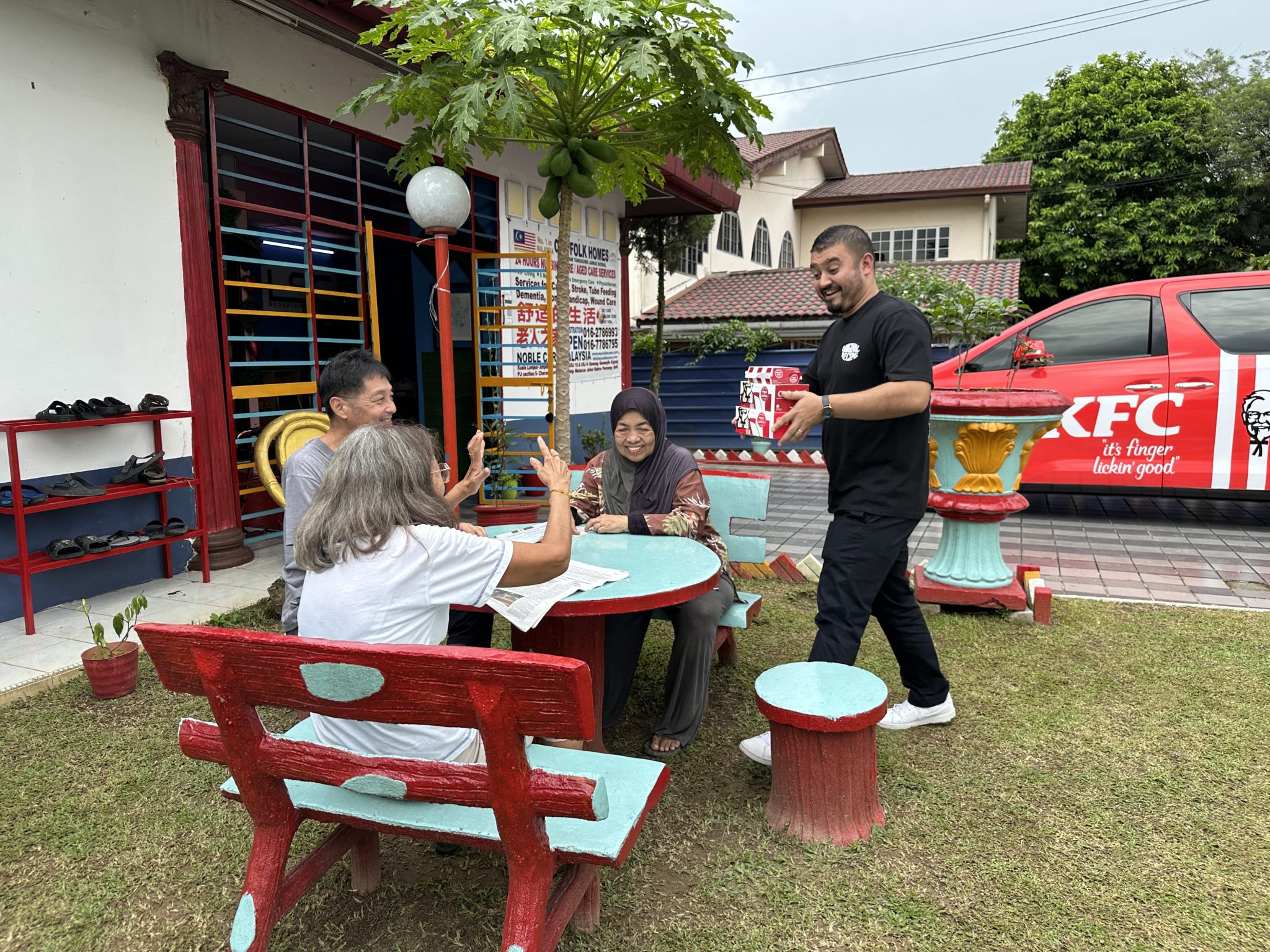 KFC Super Fan From UK Spotted Making Multiple Deliveries In Malaysia ...