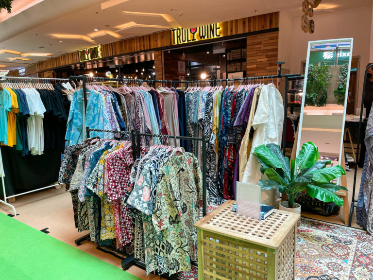 Experience the Starling's Local Raya Market, Stunning Decor, Exciting ...
