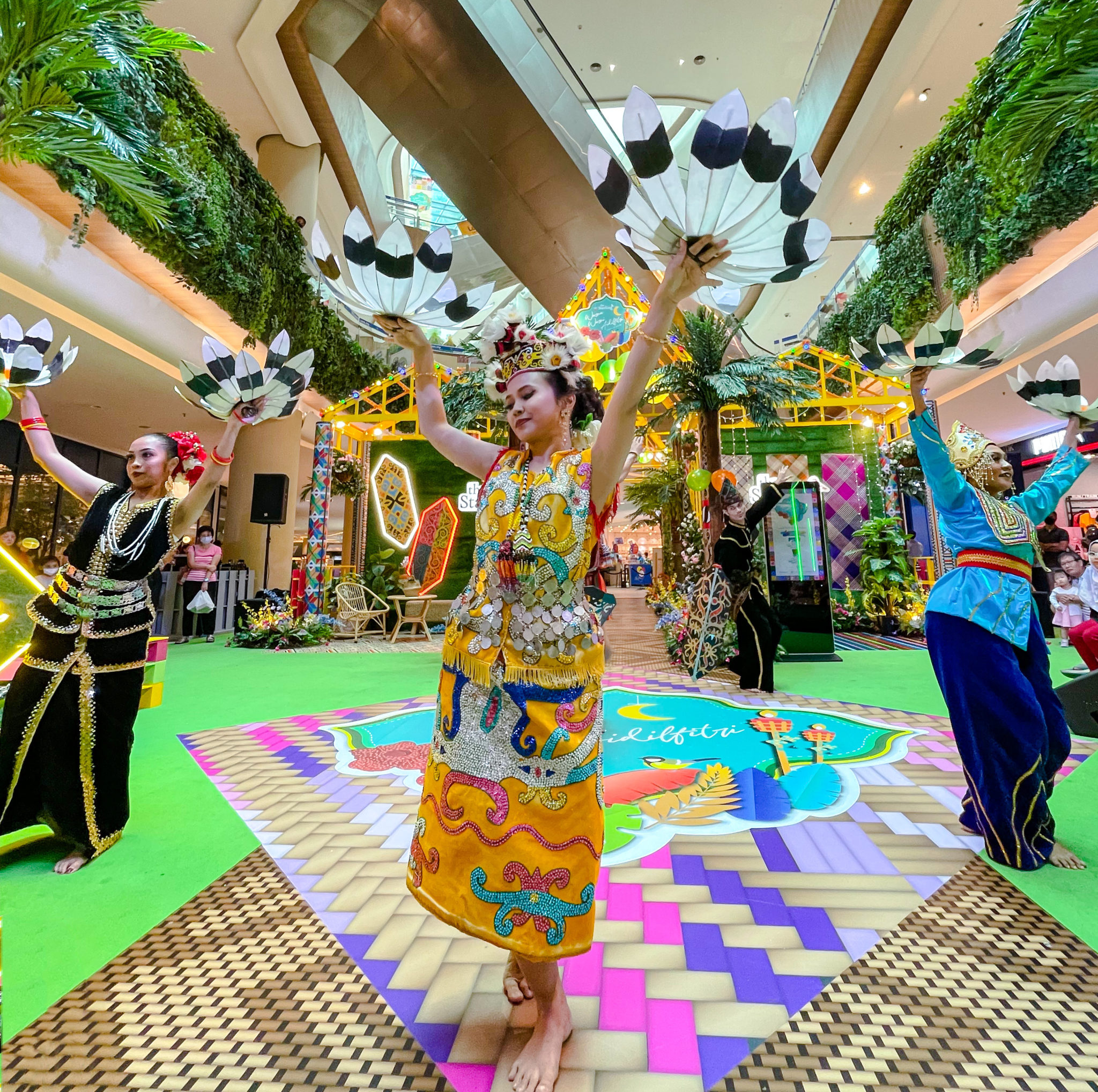 Experience the Starling's Local Raya Market, Stunning Decor, Exciting ...