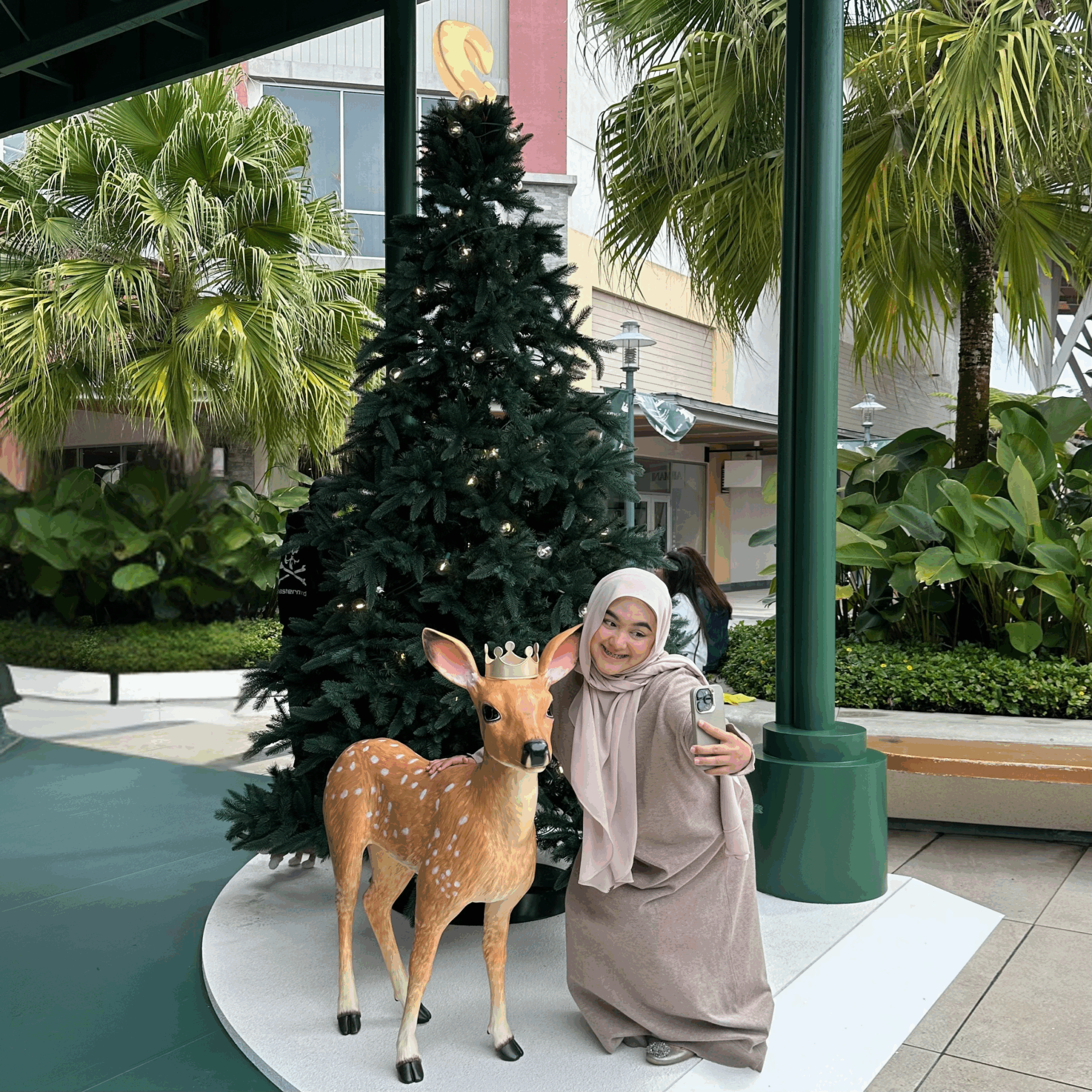 Coach Holiday Pop-Up Spotted With Whimsical Holiday Decor, Weekend ...